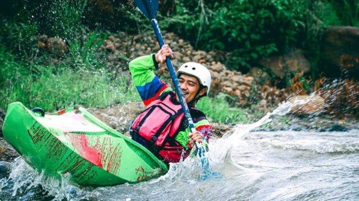 Tempat Wisata Alternatif, Bermain Kayak di Sungai Ciherang, Banjaran ...