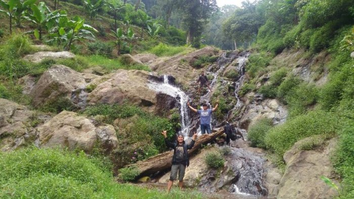 Batu Ampar, Batu Terhampar Sepanjang 300 Meter Tanpa Putus dengan ...
