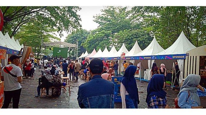 Setelah Hujan Deras, Pengunjung West Java Festival Makin Ramai, Malam ...