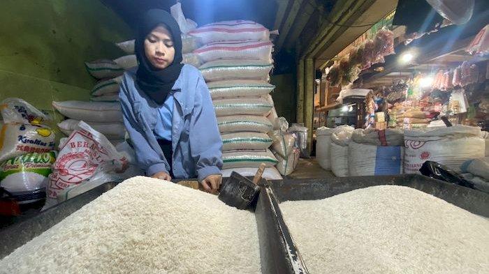 Harganya Merangkak Naik, Stok Beras di Pasar Tradisional Cimahi Masih ...