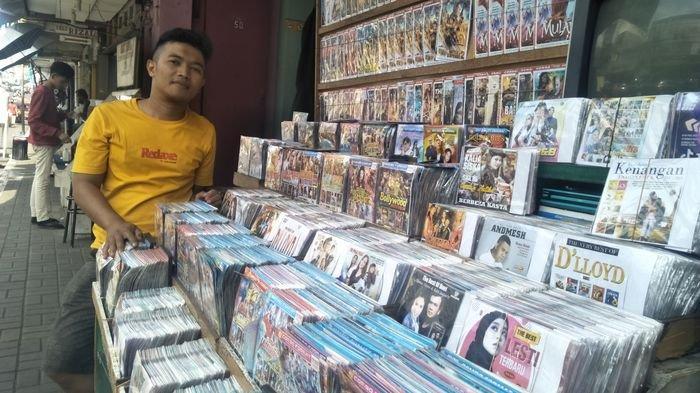 VIDEO-Era Digital, Pedagang CD/DVD Resmi maupun Bajakan Masih Eksis Di ...