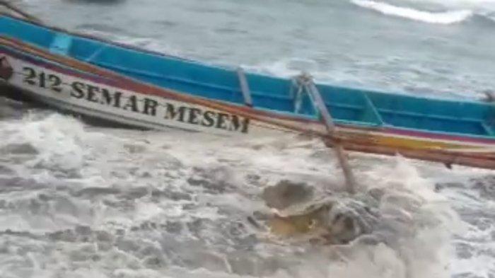 Gelombang Tinggi, Perahu Nelayan di Ujung Genteng Rusak Terseret dari Tengah Laut, 2 Nelayan ...