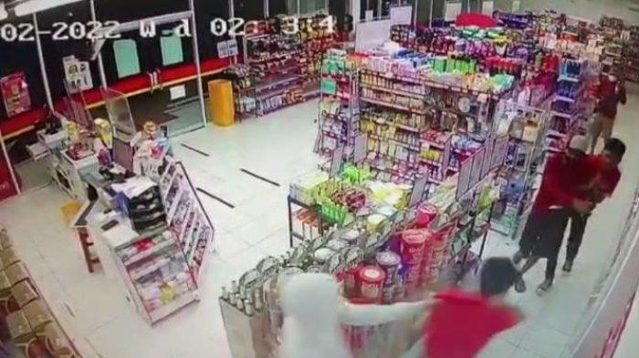 Aksi 4 Perampok Minimarket di Garut Terekam CCTV Bawa Senjata, Sekap Karyawan dan Jarah Uang ...