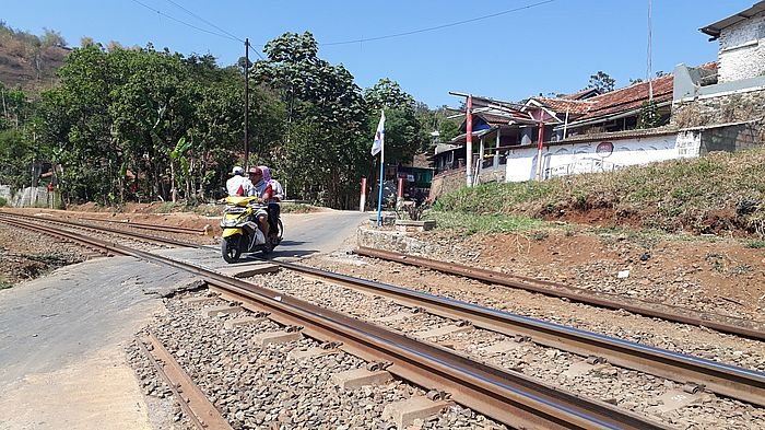 Hati-hati! Perlintasan Kereta Api di Cicalengka Ini Tanpa Palang Pintu dan Penjaga - Tribunjabar.id