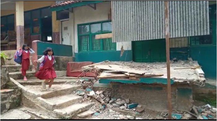 Bangunan Perpustakaan SDN Panenjoan Tiba-tiba Ambruk Saat Kegiatan ...