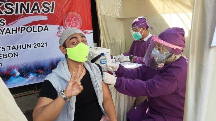 Ikuti Vaksinasi Massal Polresta Cirebon, Tabib Qiu: Rasanya Happy ...