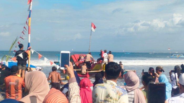 Serunya Momen Tradisi Hajat Laut di Pesisir Pantai Pangandaran, Wakil Bupati: Nilai Budaya Lokal ...
