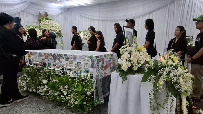 Pemandangan Tak Biasa di Peti Jenazah Ricky Siahaan Gitaris Seringai ...