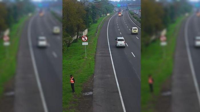 BREAKING NEWS FOTO: Petugas Ini Tak Jenuh Bertugas di Jalan Tol ...
