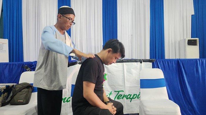 Cerita Pak Sabar, Tukang Pijat Gratis buat Pemudik di Jalur Pantura ...