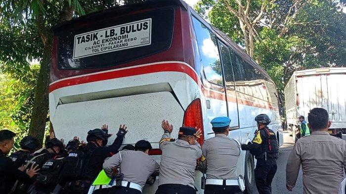 Tak Cuma Perlancar Arus, Polisi Juga sampai Mendorong Bus Mogok di Jalur Gentong - Tribunjabar.id