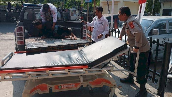 Seorang Pria Ditemukan Tergeletak Nyaris Tak Sadarkan Diri di Pinggir Jalan Indramayu ...
