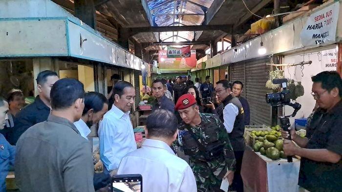 BREAKING NEWS, Jokowi Membagikan Sembako untuk Masyarakat di Pasar Cihapit, Bandung - Tribunjabar.id