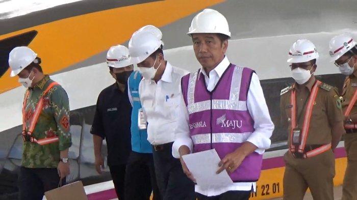 Tengok KCJB yang Sudah Tiba di Bandung, Jokowi: Nanti kalau Sudah Jadi ...