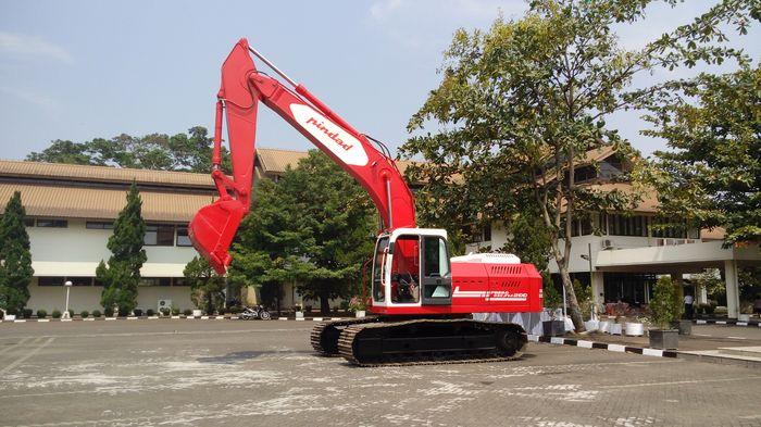 PT Pindad Luncurkan Produk Alat Berat Pindad Excava 200 - Tribunjabar.id