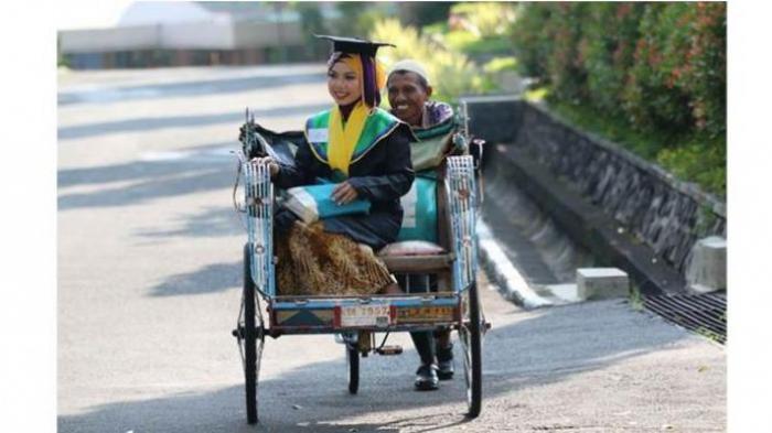 Masih Ingat Raeni Putri yang Diantar Ayahnya dengan Becak Saat Wisuda? Kini Sudah Bergelar ...