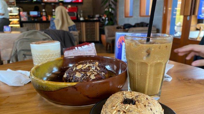 Nikmati Roti Gandum Isi Keju dan Berry ditemani Es Kopi Susu Merak di ...