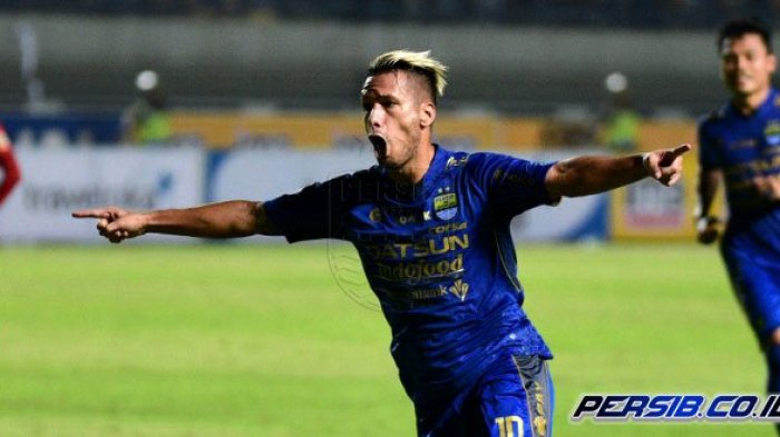 KEREN! Raphael Maitimo Jebol Gawang Persegres United, Satu Menit Dua ...