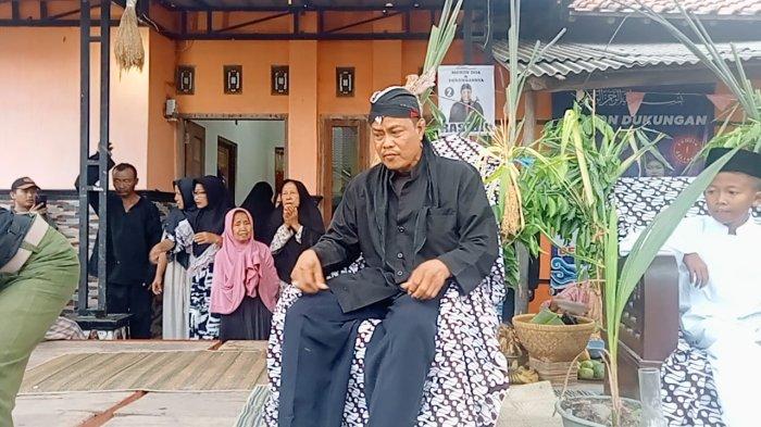 Sosok Rasidin, Pedagang Es yang Terpilih Jadi Kuwu Desa Suranenggala ...