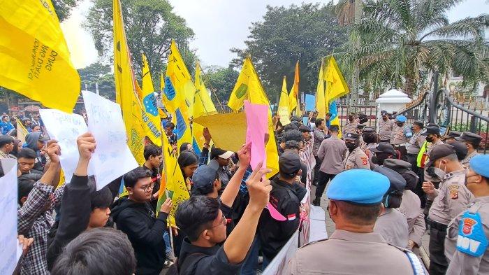 Demo Besar-besaran Tolak Kenaikan Harga BBM, Ada di 14 Titik di Jabar ...