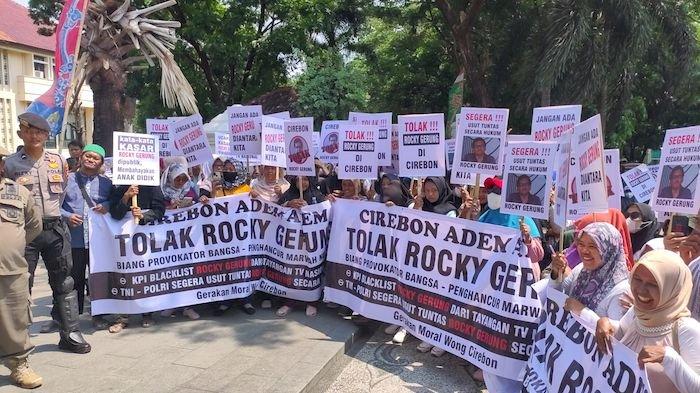 Massa Berdemo di Depan Kantor Bupati Cirebon Soal Rocky Gerung, Ini ...