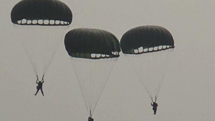 Ratusan Prajurit Korps Paskhas Terjun Payung Dilengkapi Senjata dan ...