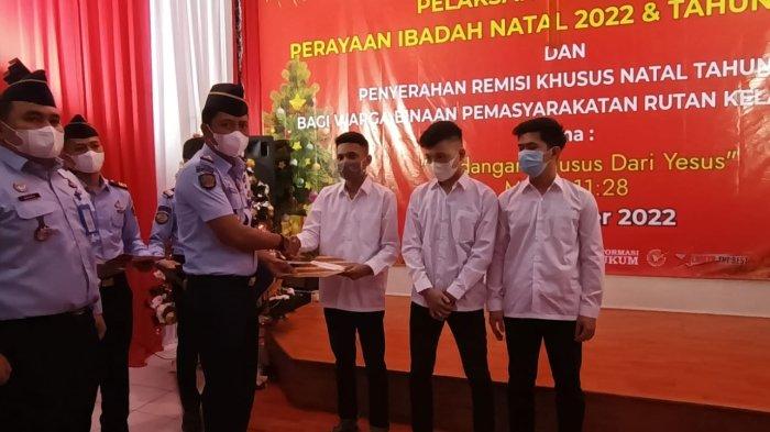 Seorang Warga Binaan Rutan Kebonwaru Bandung Hirup Udara Bebas Setelah Dapat Remisi Natal 2022 ...