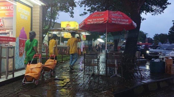 Malam Ini Rest Area KM 57 Diguyur Hujan, Para Pengunjung Langsung ...