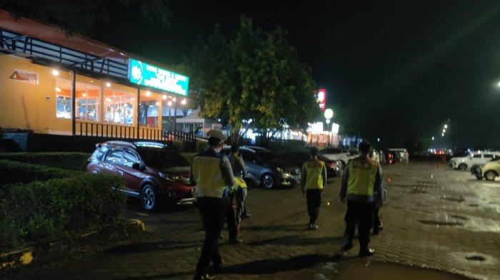 Polisi Subang Patroli Jalan Kaki di Rest Area KM 86 B Tol Cipali, Jaga ...