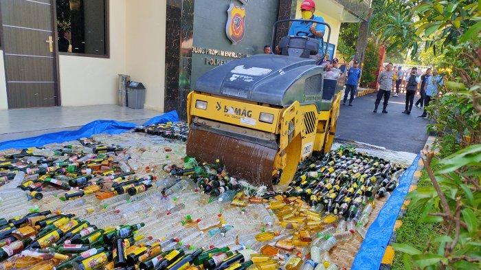 Ribuan Botol Miras di Cirebon Digilas Alat Berat, 1.246 Knalpot Brong Digerinda Polisi ...