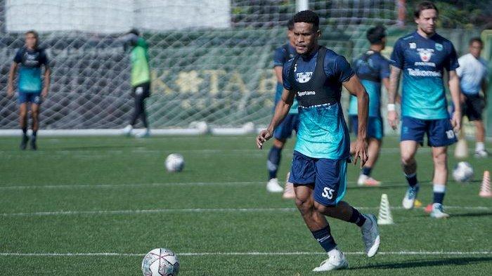 Setelah Dilantik Sebagai ASN Papua Barat, Ricky Kambuaya Kembali Ikuti Latihan Persib di Sidolig ...