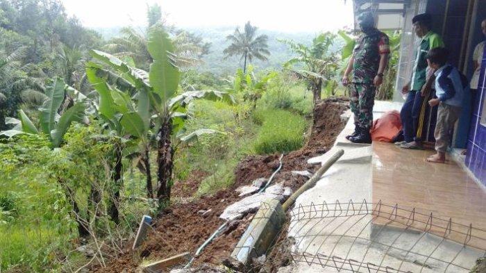 Tebing Longsor di Sukamantri Ciamis Ancam Dua Rumah di Atasnya, Bagian Teras Sudah Terbawa ...