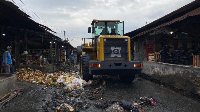 Sampah di Pasar Gedebage Bandung Kembali Menumpuk, Petugas DLH Angkut hingga 90 Ton - Tribunjabar.id