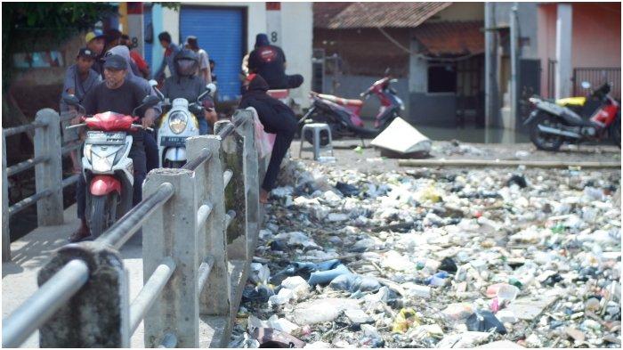 Sampah Menumpuk di Badan Sungai Cikapundung Dayeuhkolot Bandung ...