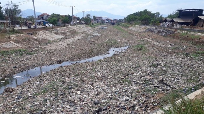 Hilangkan Bau Sampah di Sekitar Bendungan Sungai Citarik, Ini yang Dilakukan Warga - Tribunjabar.id