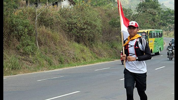 Keren! 15 Anak SMA Ini Lari Estafet Bawa Bendera Merah Putih dari Puncak Gunung Guntur ke ...
