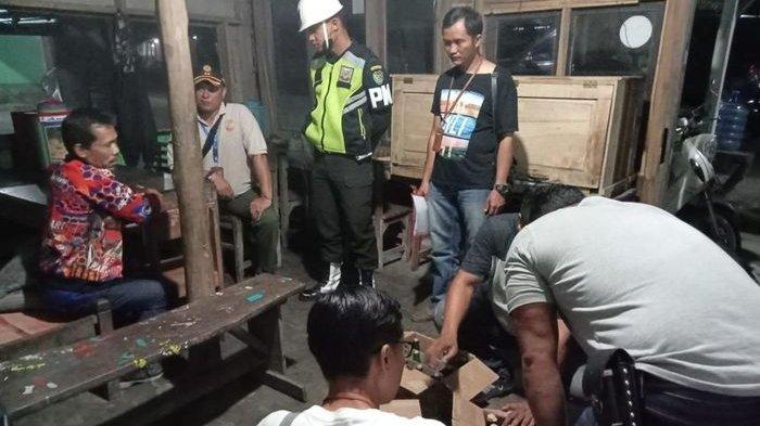 Ratusan Botol Minuman Keras Disita Saat Satpol PP Sumedang dan TNI Razia Toko Kelontong ...