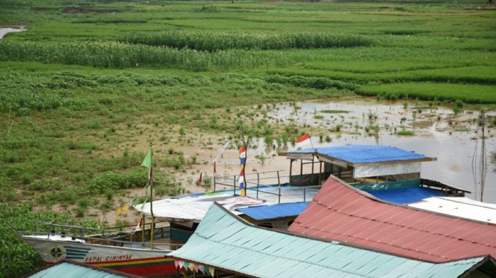Tak Pakai Jangkar, ''Saung Apung'' Ini pun Terseret Arus Deras Sungai ...