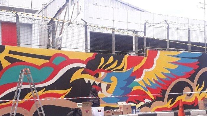 7 Pemuda Lukis Tembok Gedung Kompas Gramedia dengan Mural, Usung ...
