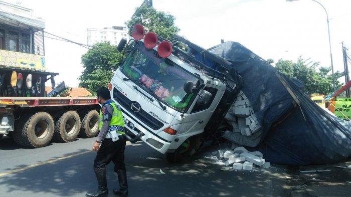 Truk Tronton Pengangkut Bata Ringan Terguling di Jatinangor Sumedang, Arus Lalu Lintas Tersendat ...