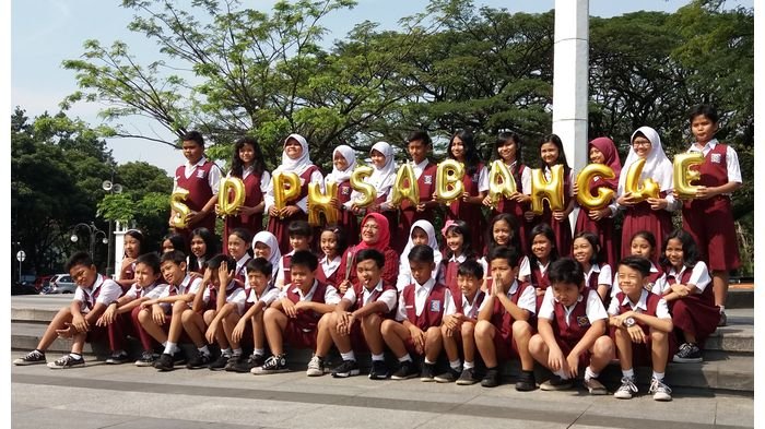 Ini Gaya Generasi Z Saat Foto Bareng - Formasi Sih . . . Rapi, Tapi ...