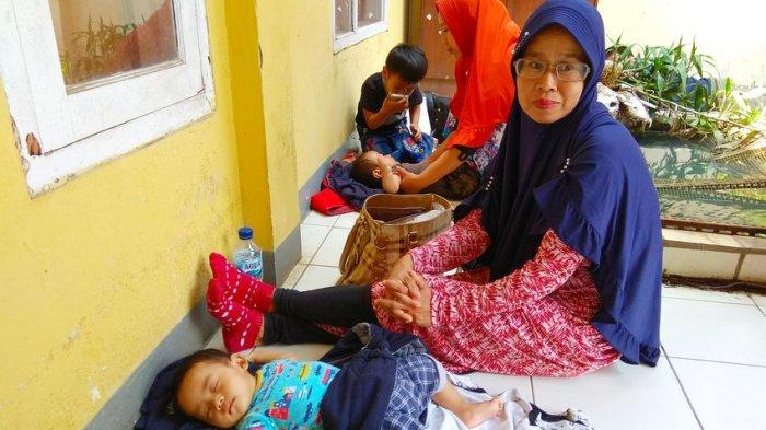 Bayi-bayi Terpaksa Ikut Antre Tidur di Lantai, Orangtuanya Harus ...