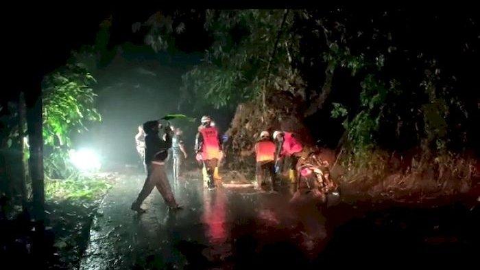 Longsoran Rumpun Bambu Sempat Tutup Akses Kendaraan di Tanjungkerta ...