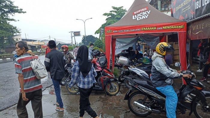 H-1 Lebaran, Begini Kondisi Arus Lalu Lintas di Jalur Arteri Karawang, Diguyur Hujan ...