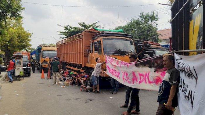 Puluhan Sopir Truk Unjuk Rasa di Depan Pengadilan Negeri Indramayu ... Puluhan Sopir Truk Unjuk Rasa di Depan Pengadilan Negeri Indramayu ...