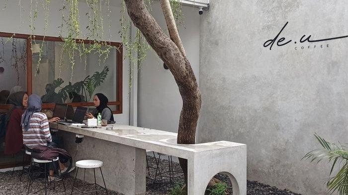 Nyamannya Nongkrong di de.u Coffee Backyard yang Bernuansa Tropical ...