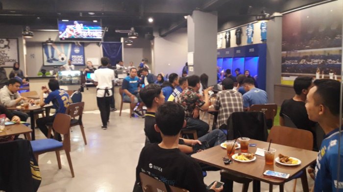 Begini Suasana Nobar Arema vs Persib Bandung di Cafe Persib ...