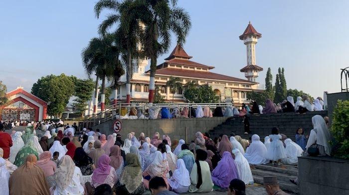Ribuan Masyarakat Padati Alun-alun Cianjur Gelar Solat Idul Adha 2023 - Tribunjabar.id