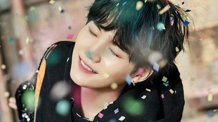 Potret Kece Suga BTS, Cool dan Senyumnya Manis, Bandingkan dengan Hyung ...