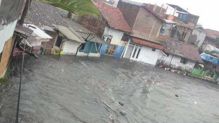 Hujan deras, Sungai Cukapundung Kolot Meluap, Sejumlah Rumah Terendam Banjir - Tribunjabar.id